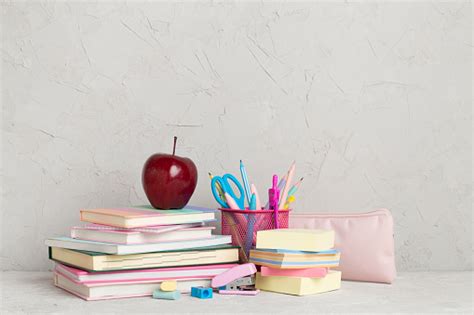 나무 테이블에 책과 문구류가 있는 구성 학교 개념으로 돌아 가기 0명에 대한 스톡 사진 및 기타 이미지 0명 9월 가위 Istock