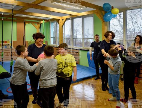 С помощта на хора от цялата страна бе открита зала за ерготерапия в училището за деца с нарушено