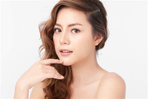 Sch Ne Junge Asiatin Mit Sauberer Frischer Haut Auf Wei Em Hintergrund Gesichtsbehandlung