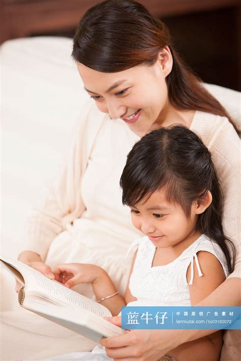 妈妈和孩子一起看书 蓝牛仔影像 中国原创广告影像素材 妈妈和孩子一起看书 蓝牛仔影像 中国原创广告影像素材