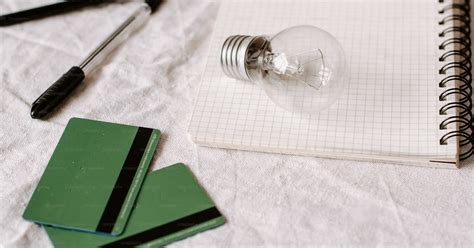 메모장 펜 계산기 및 전구 사진 Unsplash의 돈 벌기 이미지