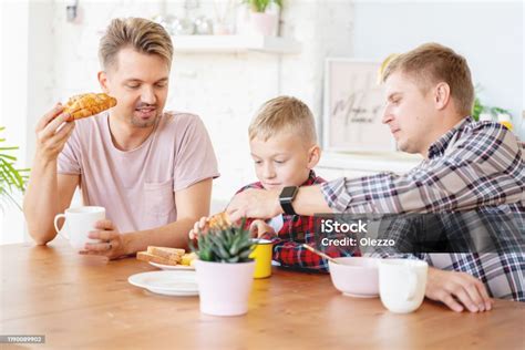 행복한 젊은 아버지와 아들이 부엌에서 아침 식사를하고 아이와 함께 게이 가족 함께 시간 동성애 가족 개념에서 육아 동성애자에 대한 스톡 사진 및 기타 이미지 Istock