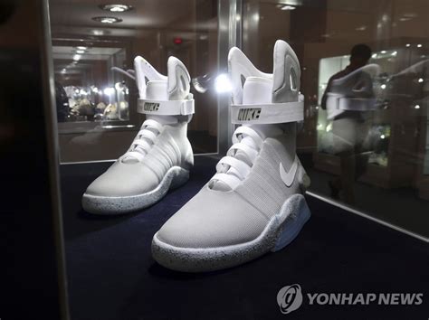′백투더퓨처′ 자동 끈 신발 경매 나온다…소더비 희귀 운동화 경매展 연합뉴스