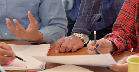 나무 회의 책상에서 서류로 사업 전략에 대해 논의하는 사업가들의 클로즈업 보기 사진 Unsplash의 백서 이미지