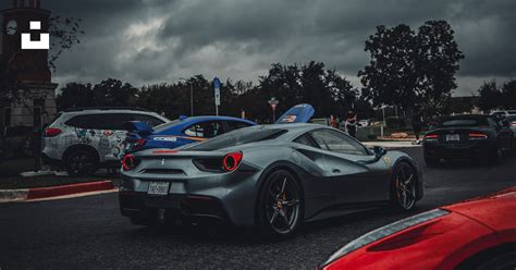 구름 낀 하늘 아래 길가에 주차된 자동차 두 대 사진 Unsplash의 무료 회색 이미지