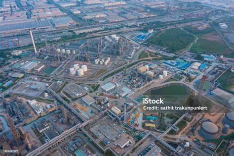 밤에 방나 지구에서 산업 공학 개념에서 석유 화학 정유 공장과 바다의 공중 보기 방콕 시 태국 석유 및 가스 탱크 는 산업의 파이프 라인 현대 금속 공장 0명에 대한 스톡