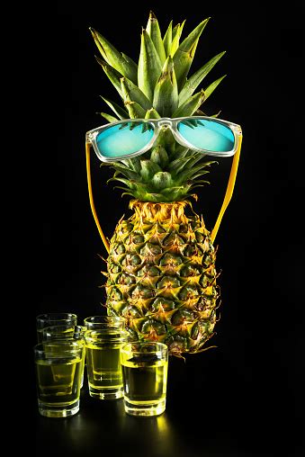 맛있고 화려한 음료에 따라 다양 한 알콜 시럽 파인애플 배경 바텐더의 작품의 독특한 효과에 리큐 어 각얼음에 대한 스톡 사진 및 기타 이미지 Istock