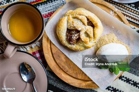 헤이즐넛 호두 포도 주스 꿀 초콜릿을 곁들인 전통적인 그루지야어 과자 및 디저트 바클라바 나키니 교회켈라 신선한 과일과 설탕에 절인 과일 전통 터키 커피 건강한 생활방식에