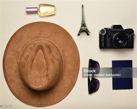 여행 방 랑 벽 개념에 대 한 열정입니다 프랑스 파리에 여행입니다 모자 필름 카메라 선글라스 여권 향수 병 기념품 조상 파스텔 종이 배경에 에펠 탑 레이아웃의 느낌 개념에