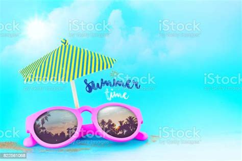 핑크 선글라스 반사 일몰 모래와 태양 여름 시간 개념 공간을 두고 팜 나무 조 경 현장에서 귀하의 콘텐츠 또는 텍스트를 추가 하기 위한 0명에 대한 스톡 사진 및 기타