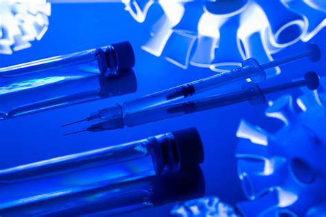 사출 병 보호 독감 바이러스와 코로나 바이러스에 대한 바늘과 의료 주사기 파란색으로 분리된 코비드 백신 바늘이있는 의학 플라스틱 예방 접종 장비 0명에 대한 스톡 사진 및