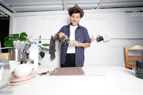 아시아 남자 는 장비와 컵에 커피의 물을 부어 부엌 집에서 바에 도구 양조 30 34세에 대한 스톡 사진 및 기타 이미지 30 34세 강철 고급 요리 Istock