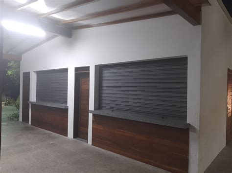 Homem Que Se Intitula Dono Da Pra A Da B Blia N O Deixa Ningu M Usar Os Banheiros E Nem Os