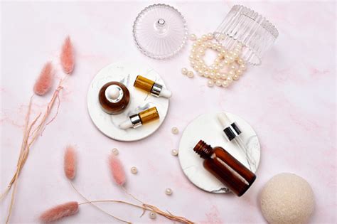 분홍색 대리석 배경의 화장품 병 용기 브랜딩 모형을 위한 블랭크 라벨 패키지 천연 유기농 미용 제품 컨셉 정화된 스킨케어의 연구 및 개발 분홍에 대한 스톡 사진 및 기타