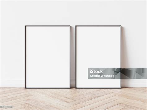 나무 바닥에 서 있는 어두운 얇은 테두리가 있는 두 개의 빈 수직 방향 직사각형 전시 배경 3d 그림입니다 0명에 대한 스톡 사진 및 기타 이미지 Istock