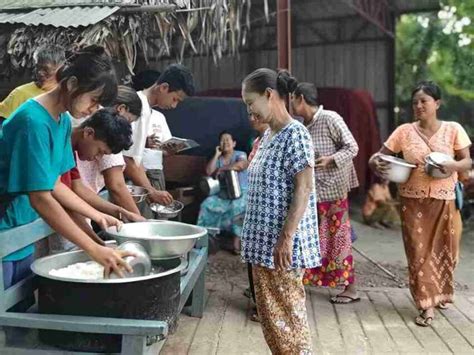 ဆားလင်းကြီးရှိ စစ်ဘေးရှောင် ပြည်သူများကို အစားအသောက်များ ကျွေးမွေး လှူဒါန်း Khit Thit Media