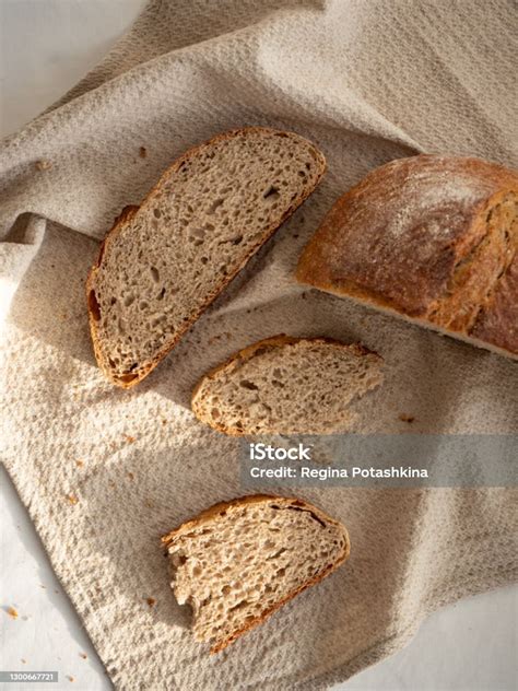 아침 빛에 흰색 배경에 나무 접시에 버터와 린넨 냅킨에 사워 도우에 홈 메이드 신선한 밀 호밀 빵 0명에 대한 스톡 사진 및 기타 이미지 Istock