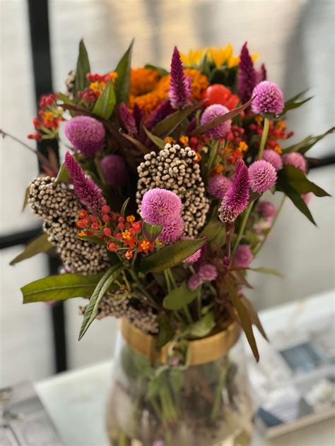 가정의 미학 고요한 관상용 식물 깨지기 쉬운 꽃 꽃 장식 꽃꽂이 꽃무늬 꽃병 배열 꽃을 자르다 노란 꽃 노란