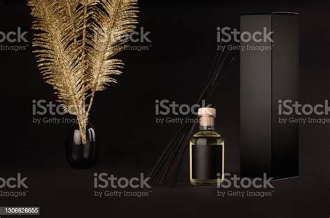 향수와 향기로운 막대기 검은 색 배경에 황금 장식 유리 병 디퓨저 가정용 화장품의 광고에 대한 고급 어두운 조롱 향수 미용 위생