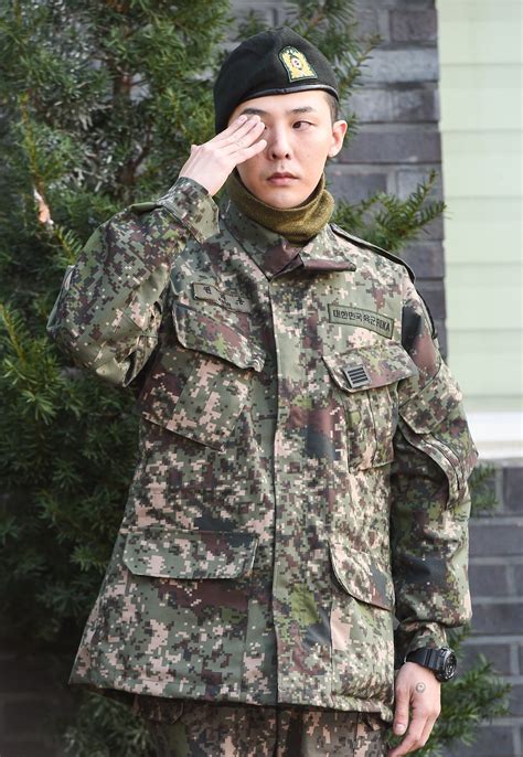 盤點韓星入伍帥照：南柱赫、金在中、宋仲基⋯這 10 位穿迷彩軍裝太誘人！ Juksy 街星