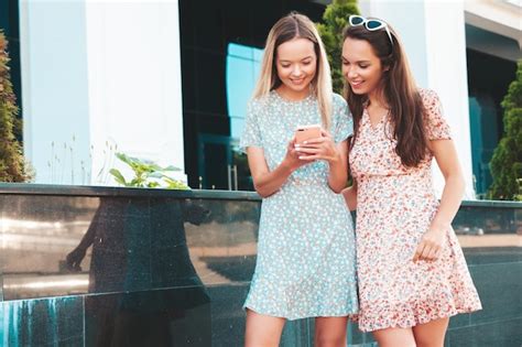 Tres Jóvenes Con Estilo Sexy Sonrientes Hermosas Chicas Con Patinetas