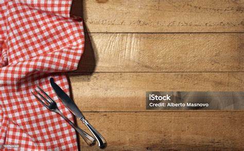 체크 무늬가있는 식탁보와 칼집이있는 빈 나무 소박한 테이블 이탈리아에 대한 스톡 사진 및 기타 이미지 이탈리아 배경 주제 식탁보 Istock