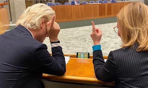 Geert Wilders Slingert Photoshop Aan Om Mocros Belachelijk Te Maken