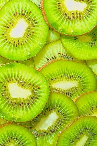 흰색 배경에 육즙이 많은 키위 과일의 신선한 조각을 닫습니다 흰색 배경에 탄산수에 키위 과일 조각 근접 촬영 세로 이미지 0명에 대한 스톡 사진 및 기타 이미지 Istock