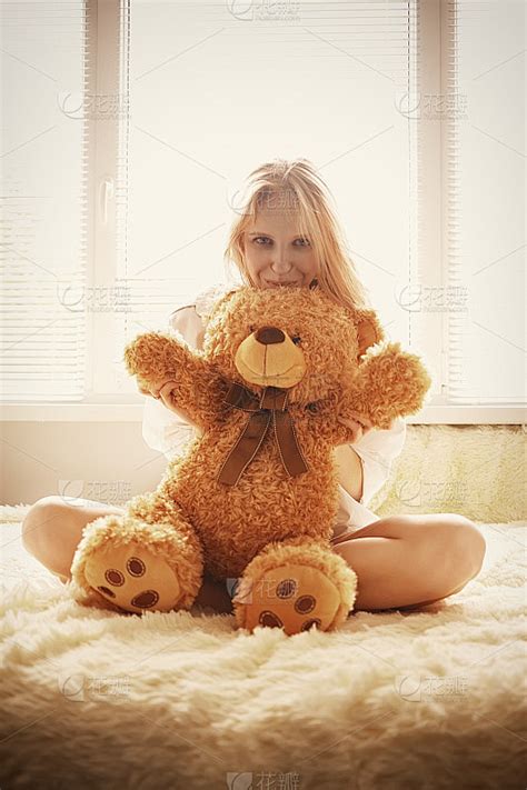带着泰迪熊的女孩