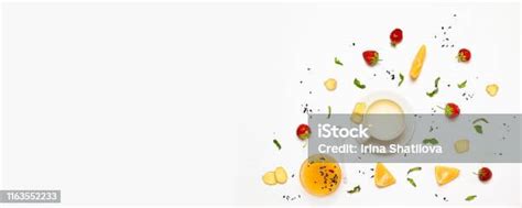 생강 차 설탕 큐브 딸기 생강 조각 오렌지와 민트 잎 한 잔의 플랫 레이 개념 원 모양으로 정렬된 객체 0명에 대한 스톡 사진 및 기타 이미지 Istock