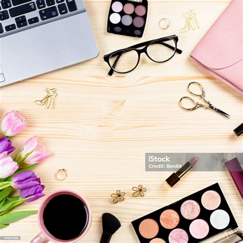 노트북과 노트북 장식 및 액세서리 평면도 복사 공간을 갖춘 여성 사무실 책상 여성 데스크톱 플랫 레이 보라색에 대한 스톡 사진 및 기타 이미지 Istock