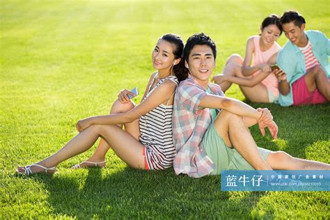 背靠背坐着 在一起 简笔画 大山谷图库