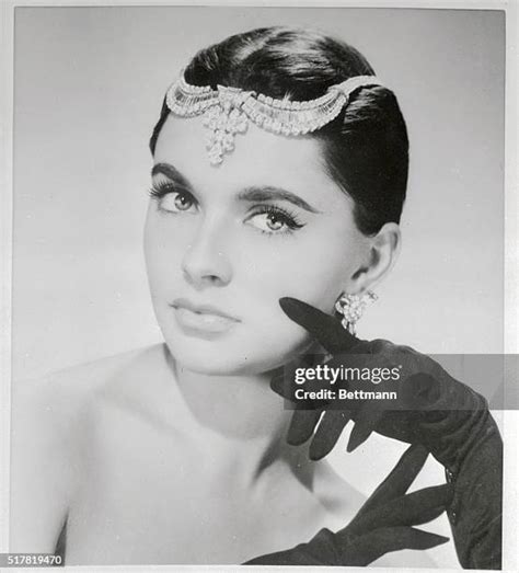 3928 Yvonne De Photos And High Res Pictures Getty Images