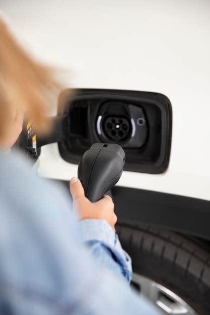 전기 자동차 충전에 클로즈업 무료 사진