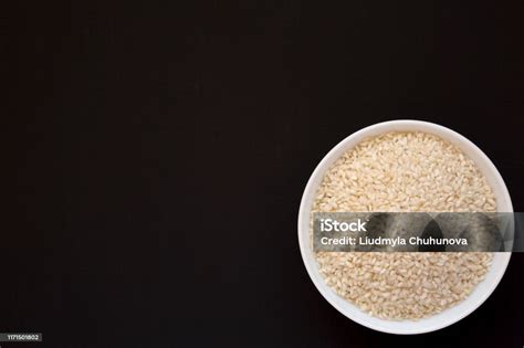 검은 표면에 흰색 그릇에 유기농 아보리오 쌀 상단보기 평면 누워 오버 헤드 위에서 공간을 복사합니다 0명에 대한 스톡 사진 및 기타 이미지 Istock