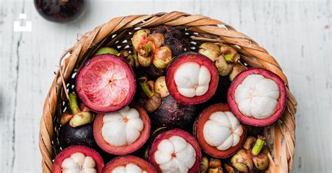 갈색 짠 바구니에 빨간색과 흰색 둥근 과일 사진 Unsplash의 무료 음식 이미지