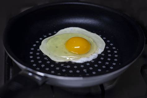 프라이팬에 부쳐지는 계란후라이 유토이미지 상세페이지 베이직샵 사진 20680581