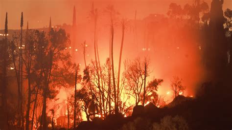 États Unis Des Incendies Font Rage En Californie Des Milliers D