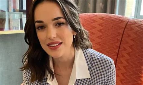 Elizabeth Henstridge Biography Archives Watch Your Favourite Artists