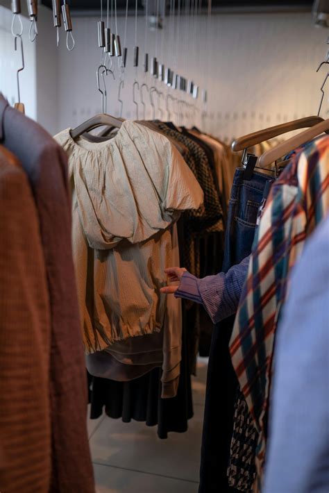 실내 개인 스타일 다양 다채로운 드레스 디자이너 라벨 매혹적인 부티크 부티크 쇼핑 브랜드 상점 선명한 선반 선택 셀렉션 쇼핑 스타일