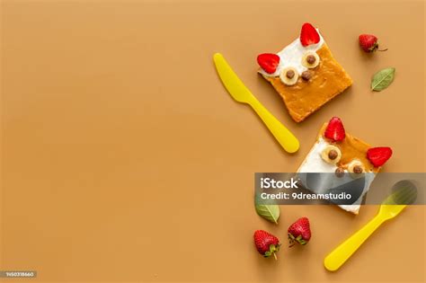 여우는 재미있는 아이들 아침 식사를 위해 샌드위치에 직면합니다 땅콩 버터와 딸기로 만든 샌드위치 0명에 대한 스톡 사진 및 기타 이미지 Istock