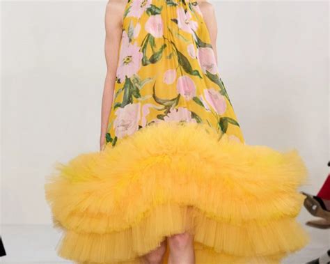 Наймодніші жовті сукні в колекціях весна літо 2023 фото образів Читайте на Ukr Net