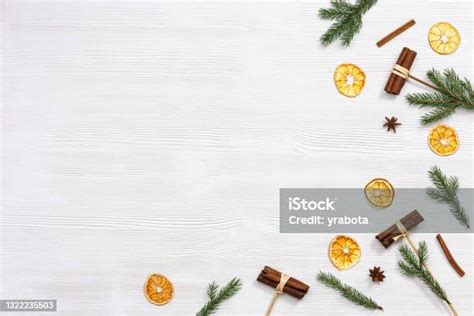 겨울 또는 크리스마스 향수 향신료 계피 마른 오렌지 조각 아니스 별 소나무 가지 0명에 대한 스톡 사진 및 기타 이미지 0명 2021년 가지 식물 부위 Istock