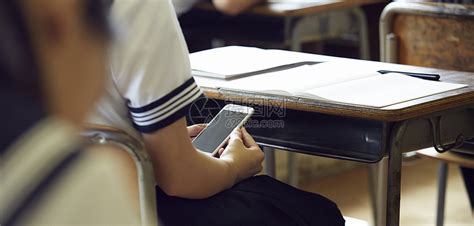 偷玩手机的初中学生高清图片下载 正版图片502037148 摄图网