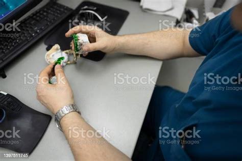 3d 인쇄 된 치아 모델을 들고 인식 할 수없는 치과 기술자 3차원 인쇄에 대한 스톡 사진 및 기타 이미지 3차원 인쇄 치아 건강 치과 장비 Istock