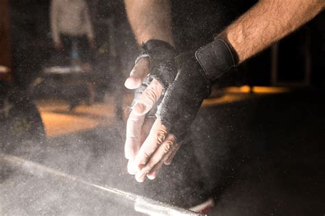 남성 Powerlifter 벤치 프레스를 준비 하는 활석과 스포츠 팔찌에 손을 건강한 생활방식에 대한 스톡 사진 및 기타 이미지 건강한 생활방식 검은색 공연 Istock