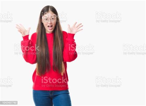 젊은 중국 여자에 배경 안경을 제기 무기와 성공을 위한 깜짝 놀라게 하 고 축 하를 고립 하 고 눈을 흥분 비명 우승자 개념