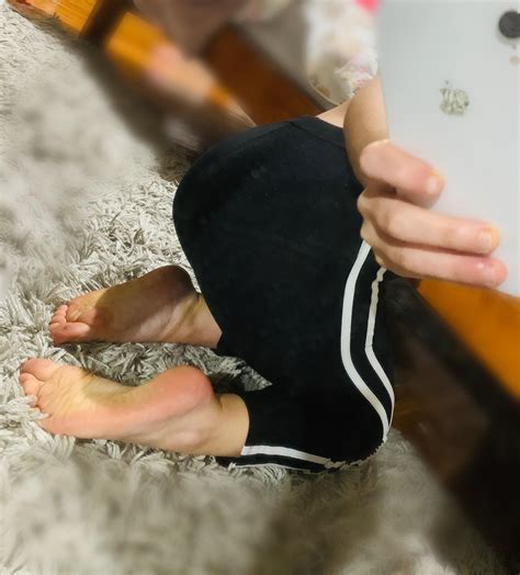 Rub My Booty And Feet Ill Grant You Three Wishes Rmirrorfeet