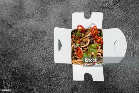 검은 음식 용기에 상자 매운 국수에 냄비 패스트 푸드 배달 서비스 테이크 아웃 중국 길거리 식사 맨 위 보기입니다 0명에 대한 스톡 사진 및 기타 이미지 Istock