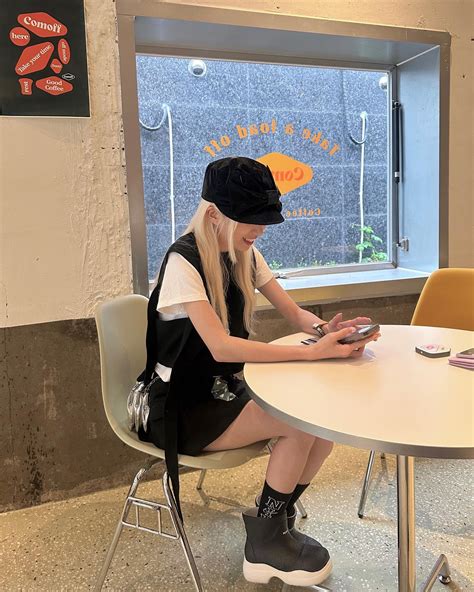 마인디혜진 귀여운 레인부츠 사서 비와도 기분 좋음 🖤 오늘 코디 예뿌다고 차이쌤이 찍어줬는데 이런